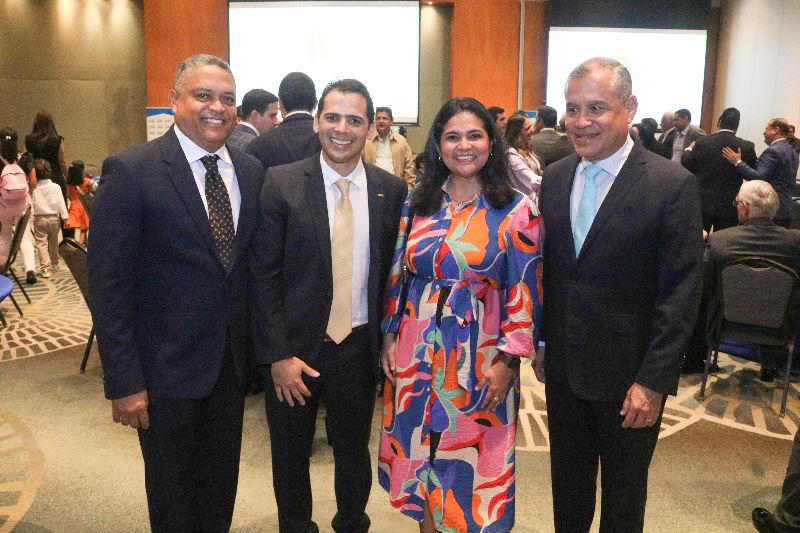 Toma de posesión del Presidente Hugo Torrijos y su Junta Directiva ...